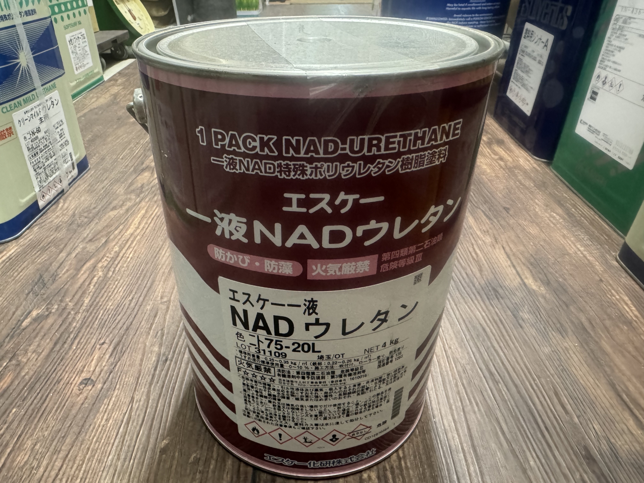 エスケー一液NADウレタン 75-20L（ネイビー色） 4KG ＃一液NAD特殊ポリウレタン樹脂塗料 ＃エスケー化研 ＃一般内外壁、各種金属部位等 ＃低汚染性 ＃防かび・防藻性 ＃ラスイチ ...
